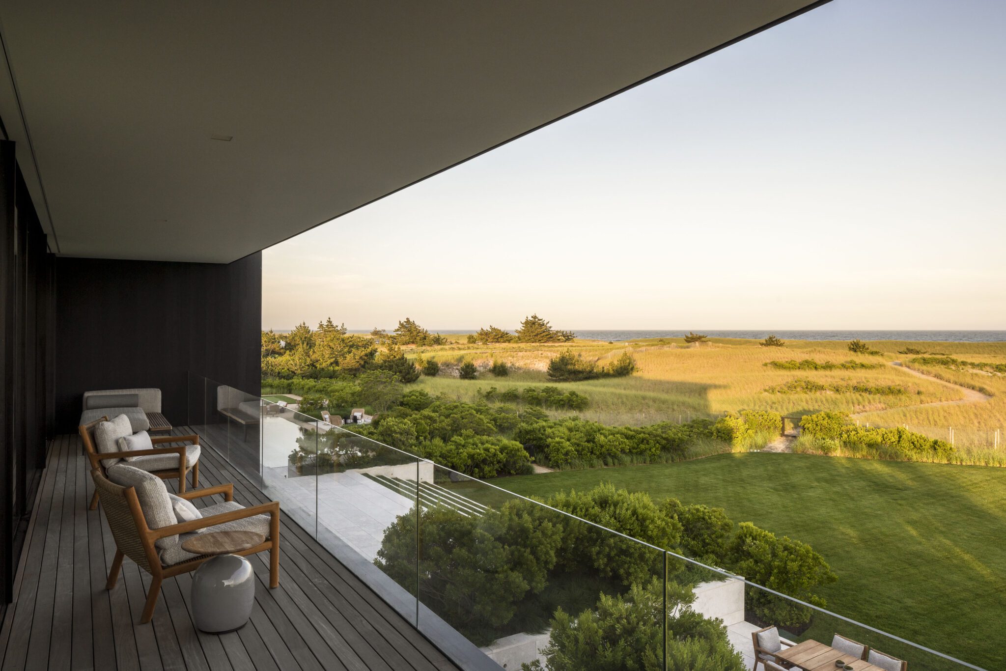 Modern Lines and Restorative Landscaping Make a Hamptons Home Shine ...