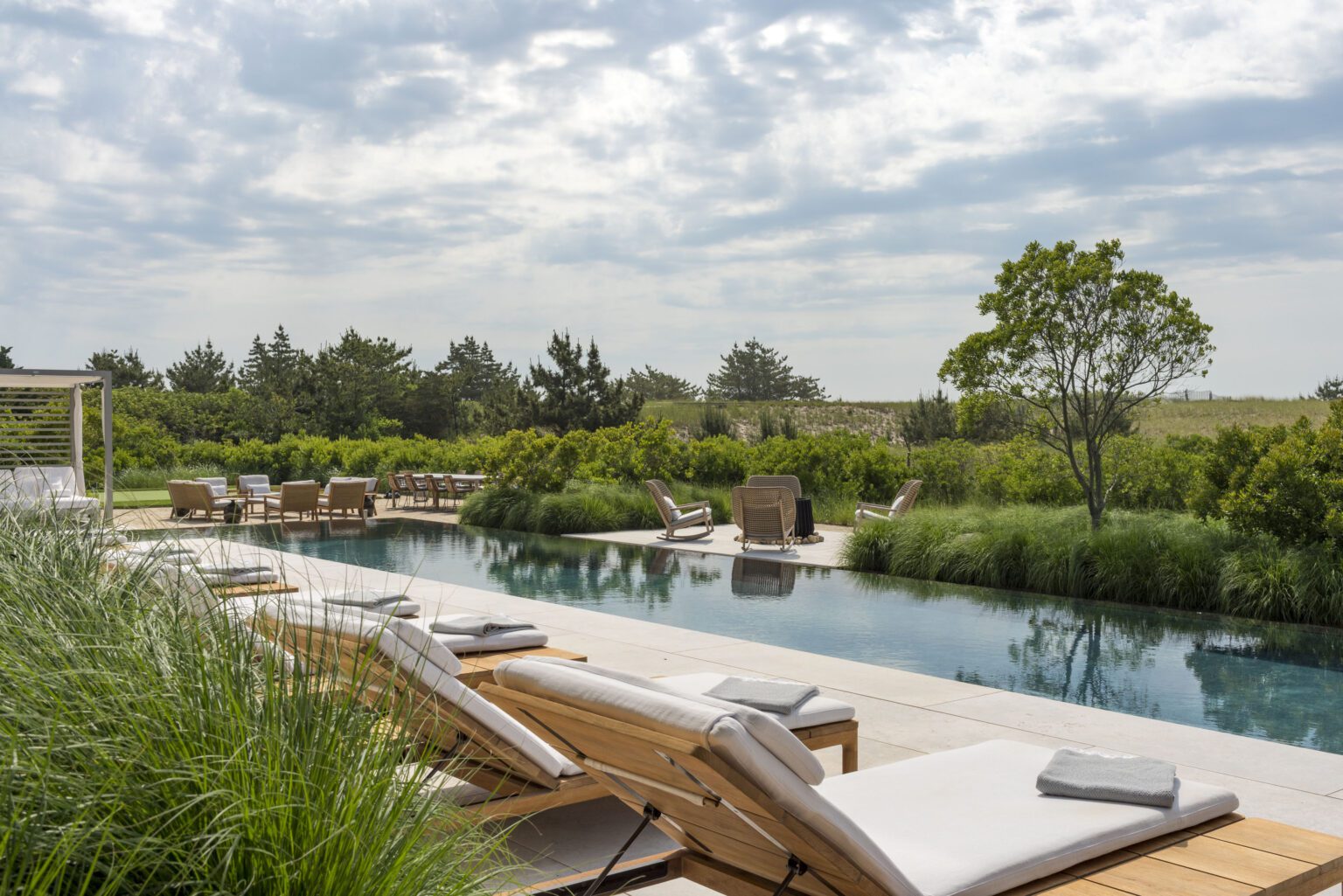 Modern Lines and Restorative Landscaping Make a Hamptons Home Shine ...