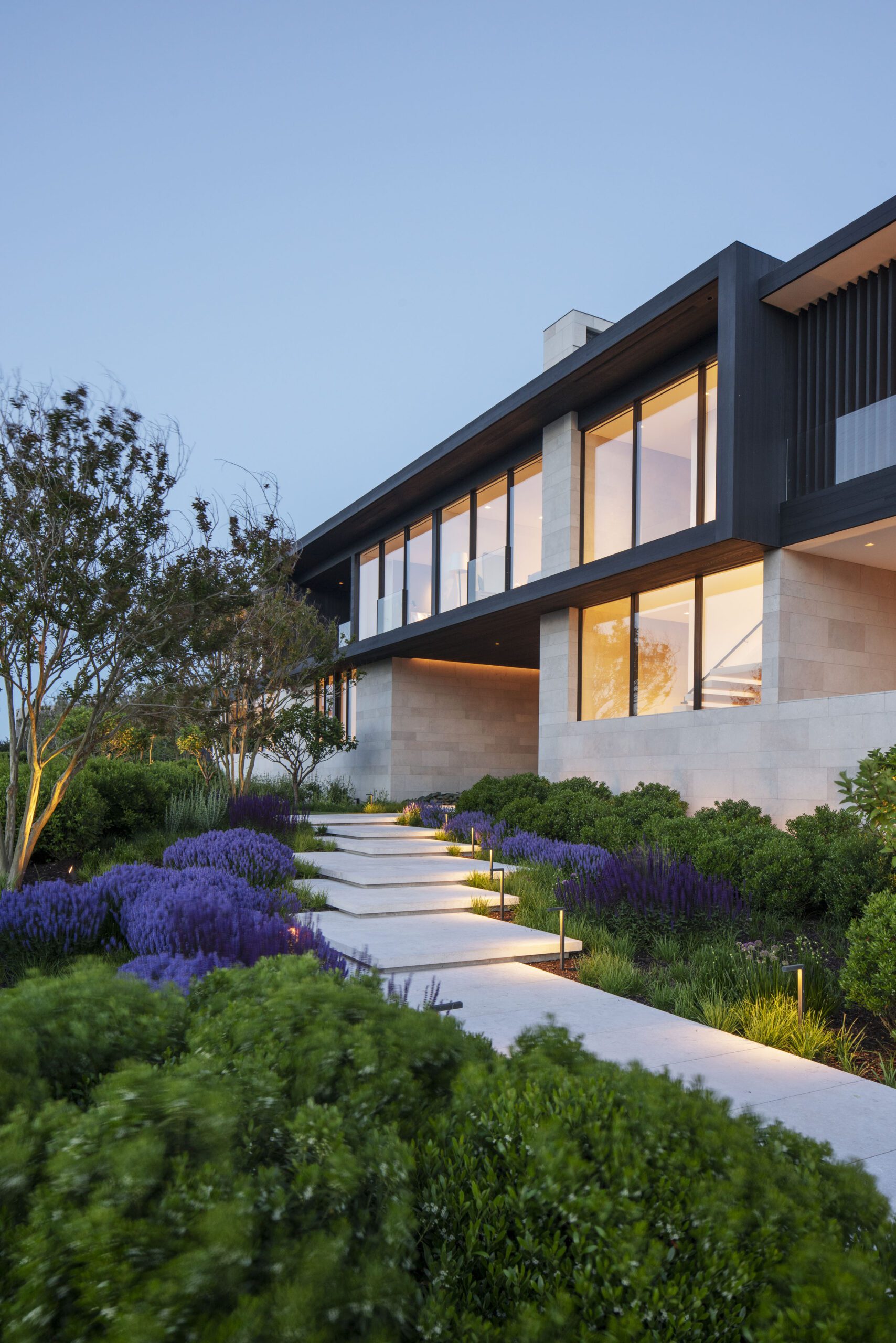 Modern Lines and Restorative Landscaping Make a Hamptons Home Shine ...