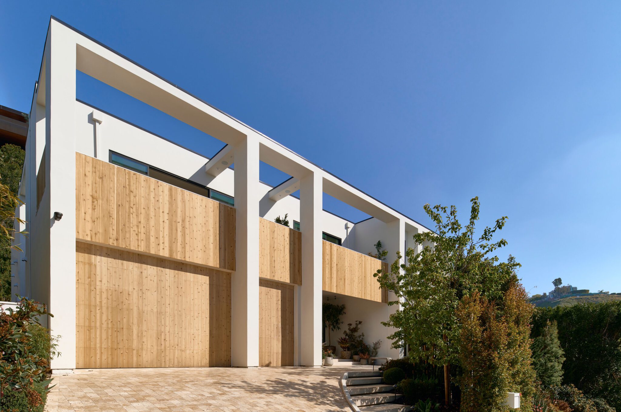 Contemporary and Midcentury Styles Merge in a Rock-Solid Hollywood ...