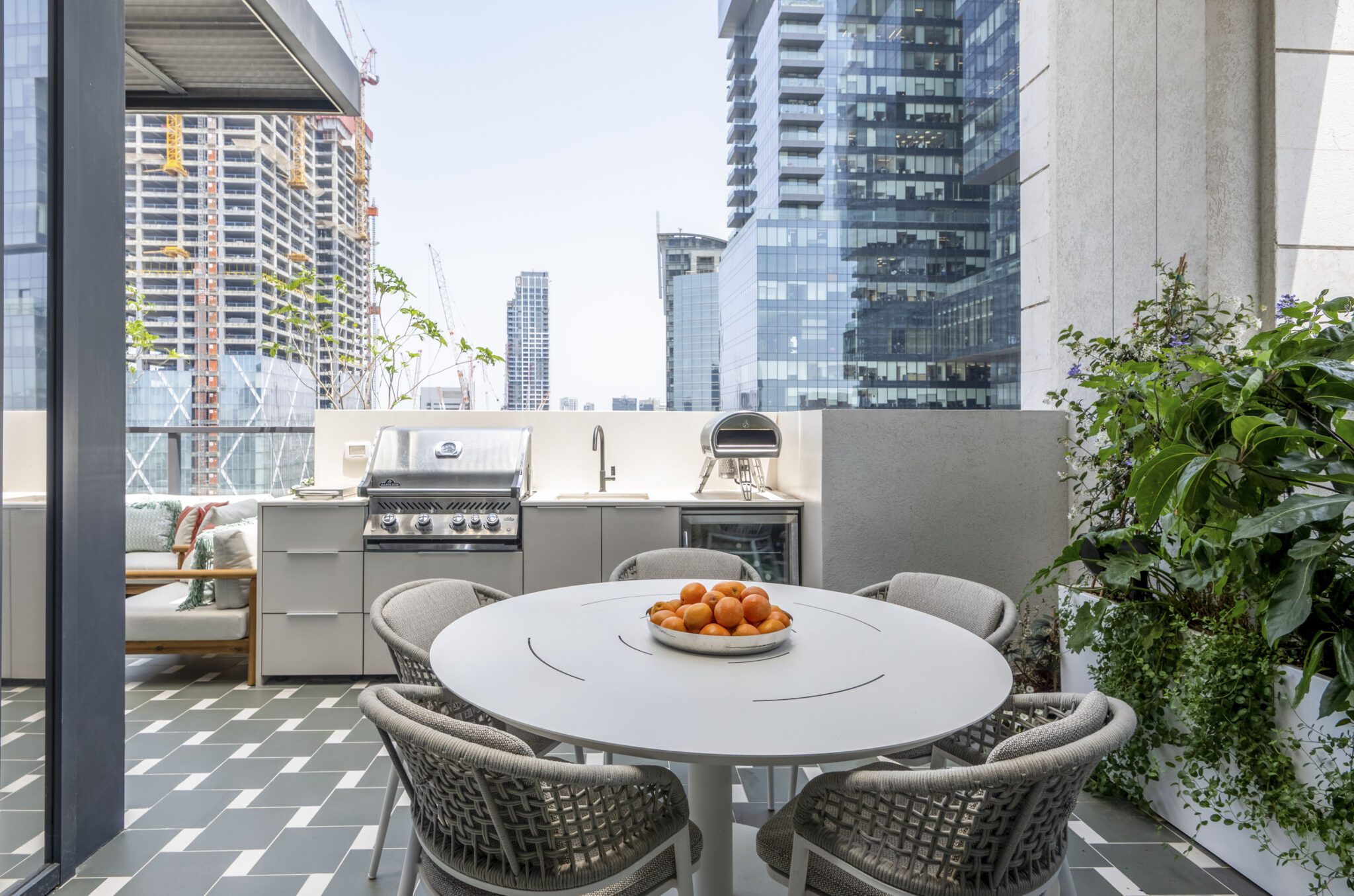 Tel Aviv Penthouse Gets a Lift From Fearless Design Choices and ...