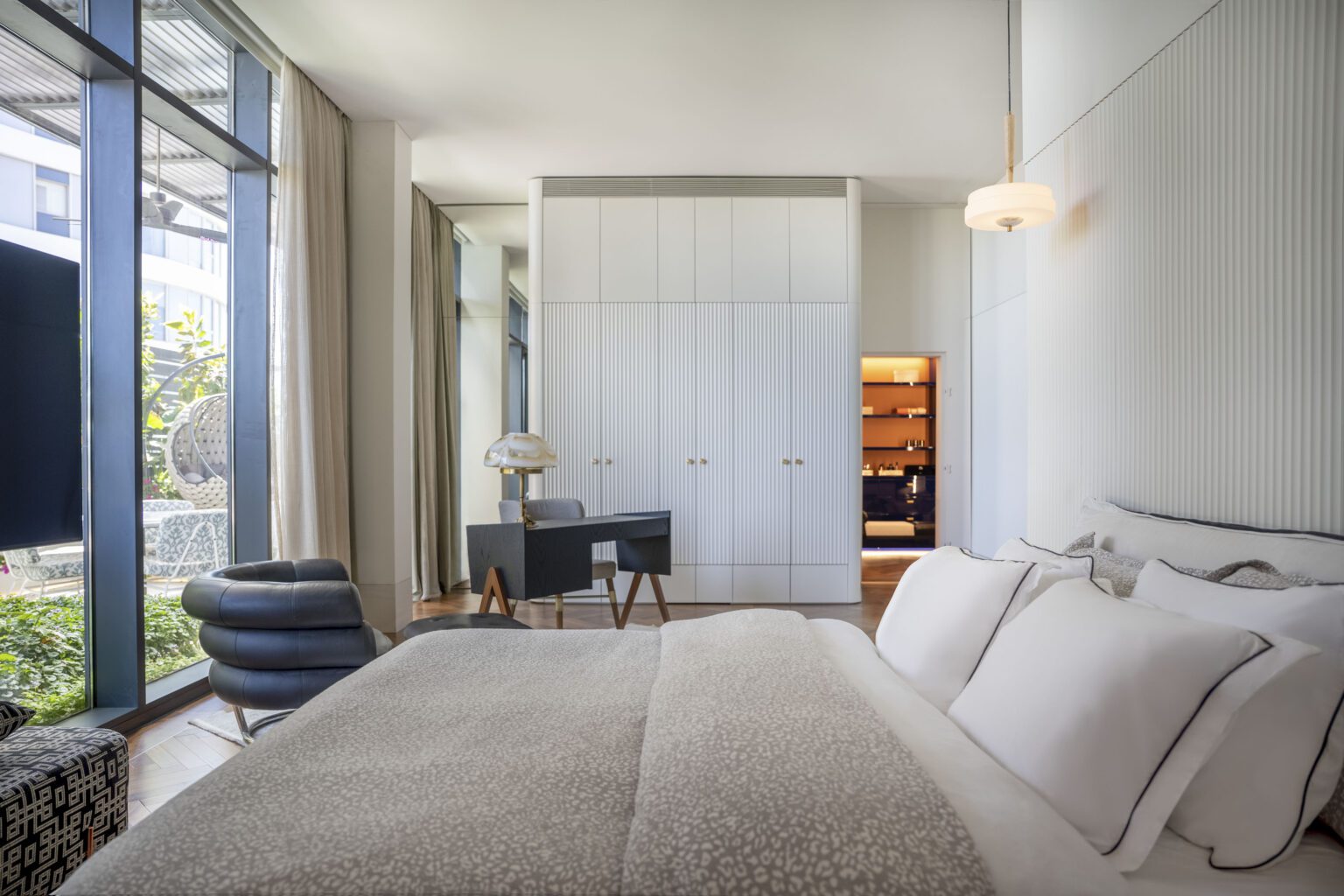 Tel Aviv Penthouse Gets a Lift From Fearless Design Choices and ...