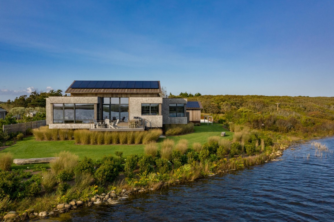 Compact Martha's Vineyard Home Embraces the Island's Nature and Art ...