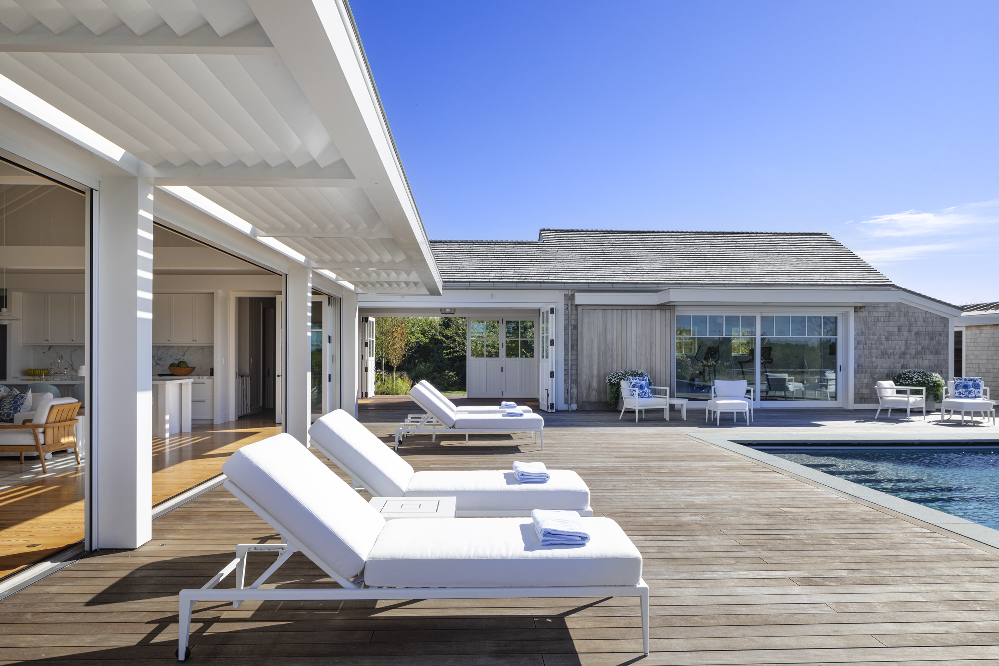 A Nantucket Family Compound Deconstructs and Reimagines Traditional ...